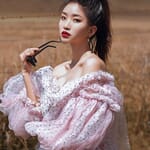 20 Easy Photoshoot Poses for Women (with Example Pictures)