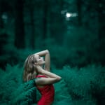 20 Easy Photoshoot Poses for Women (with Example Pictures)