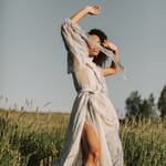 20 Easy Photoshoot Poses for Women (with Example Pictures)