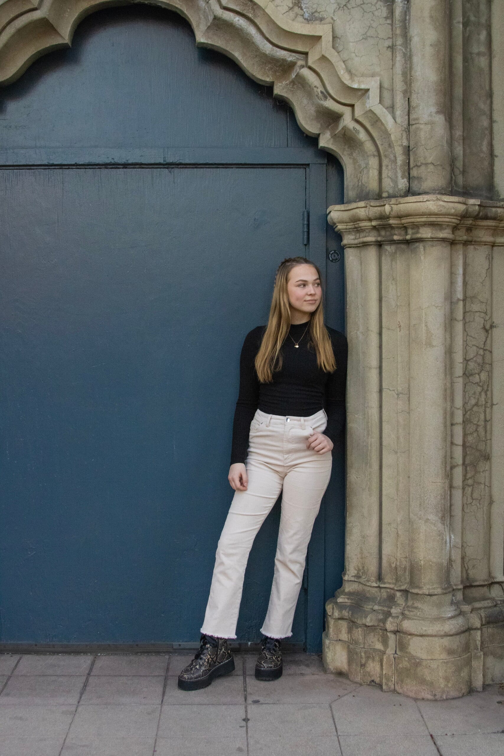 How to Shoot Full-Body Portrait Photography (+ Best Lenses)